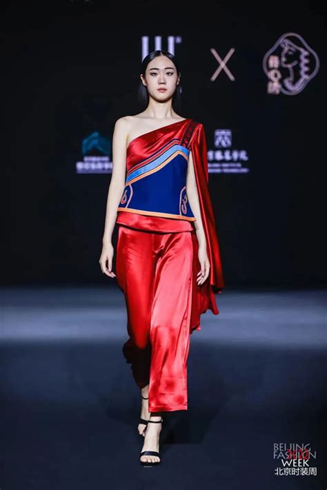 彝韵霓裳越西印象彝绣衍生新品发布会登上北京时装周 纺织服装周刊