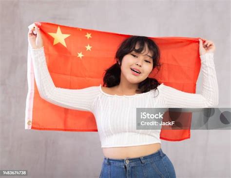 Gadis Muda Tersenyum Memegang Bendera China Foto Stok Unduh Gambar