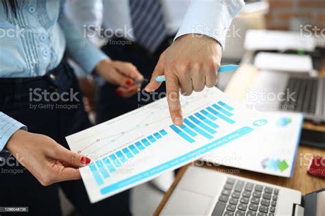 사무실에서 비즈니스 지표와 남성과 여성의 손 들고 차트 사무실에 대한 스톡 사진 및 기타 이미지 사무실 곡선 배경 주제 Istock