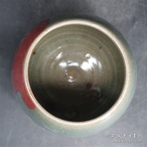 图钧窑器是中国陶瓷烧制工艺的珍品之一钧瓷钵式洗此件藏品有宋室遗风光泽如玛瑙一般似玉非玉胜似玉有一种温润优雅的质地美感胎体细润