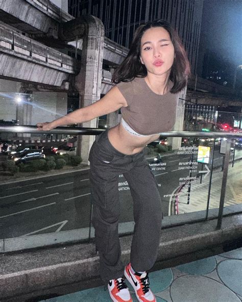 ไม้เรียวสั่น จันจิ จันจิรา ใส่เสื้อตัวจิ๋ว อวดหน้าท้องเนียนๆ โอ๊ยใจ