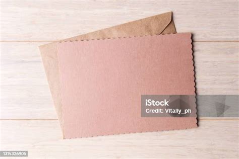 밝은 나무 배경 위에 복사 공간이있는 공예 봉투 및 빈 카드 엽서에 대한 스톡 사진 및 기타 이미지 엽서 형판 0명 Istock