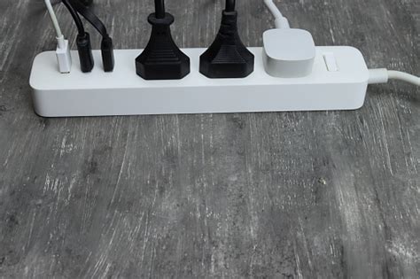 회색 배경에 여러 개의 전기 코드가 연결된 전원 스트립 텍스트 공간 0명에 대한 스톡 사진 및 기타 이미지 0명 누름 버튼 바둑판 Istock