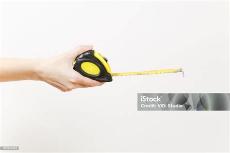 여성 손 가로 보유 측정 테이프 흰색 배경에 고립의 닫습니다 기기 액세서리 재건축 아파트 룸에 대 한 도구 수리 가정 개념입니다 광고에 대 한 공간을 복사 합니다 Diy에