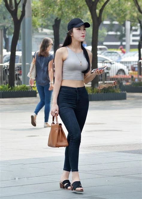 街拍女神 圆臀紧身牛仔裤美女 身姿丰挺 颜值高
