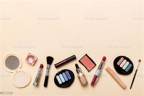 전문 메이크업 도구 평면도 플랫 레이 아름다움 장식 화장품 메이크업 브러쉬 세트 및 테이블 배경에 컬러 아이 섀도우 팔레트 미니멀리즘 스타일 0명에 대한 스톡 사진 및 기타
