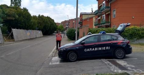 Lite Tra Due Enni In Centro Uno Prende A Cinghiate L Altro Gazzetta Di Parma