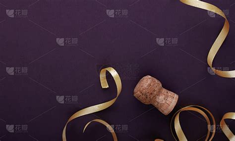 香槟软木塞和圣诞丝带新年的象征
