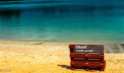 호수는 빈 비치와 Europallets의 갑판의 자에서 여름의 끝의 환상 그림 0명에 대한 스톡 사진 및 기타 이미지 0명 가을 갑판 의자 Istock