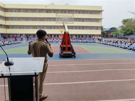 Traffic Rules Taught To School Students स्कूली छात्रों को पढ़ाया