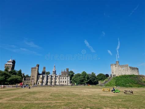 Bella Toma De Un Castillo Medieval En Cardiff Wales Bajo Un Cielo Azul