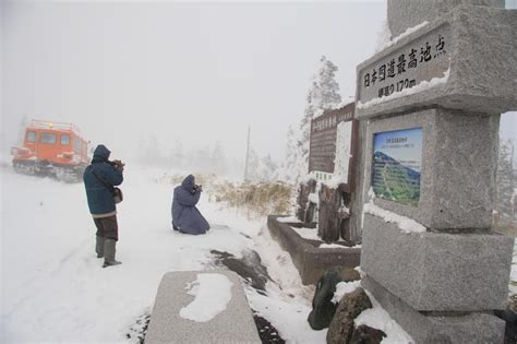 翌朝は日本国道最高地点渋峠へ雪上車で行きました