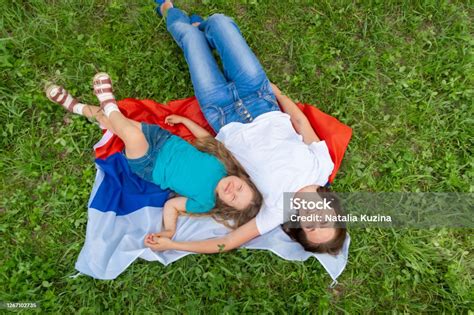 러시아 국기 국가 애국심 러시아 의 날과 6 월 12 일 최고 보기 미소 어머니와 딸이 여름에 국가 러시아 국기 야외 녹색