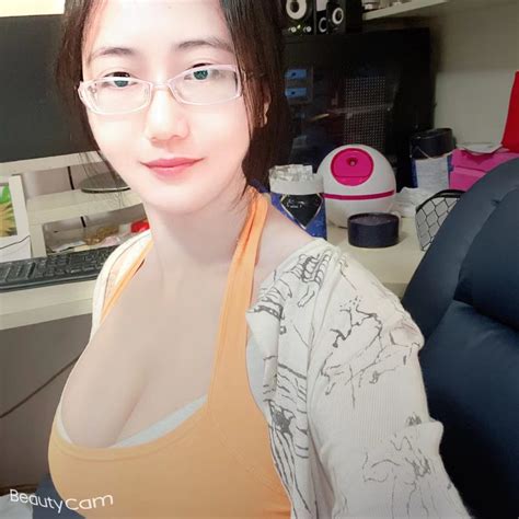 线上交友，线下交心 On Twitter 别人一看见我就喜欢 上我，你不喜欢我是因为你没有 上我。 如果可以，我只要一杯清水、一片面包，如果再奢侈些，我希望水是你倒的、面包是你切的，内衣是
