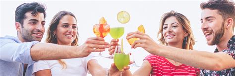 패션 아웃도어 Coffe 숍 레스토랑에서 열대 칵테일을 마시는 친구 젊은 이들이 함께 술집에서 해피 아워에 음료를 토스트 하는