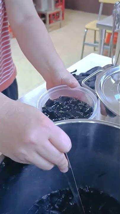 广东特色的甜品：龟苓膏5元一碗，黑凉粉4元。都是黑色的，你知道有啥区别吗？中国广东美食 Youtube