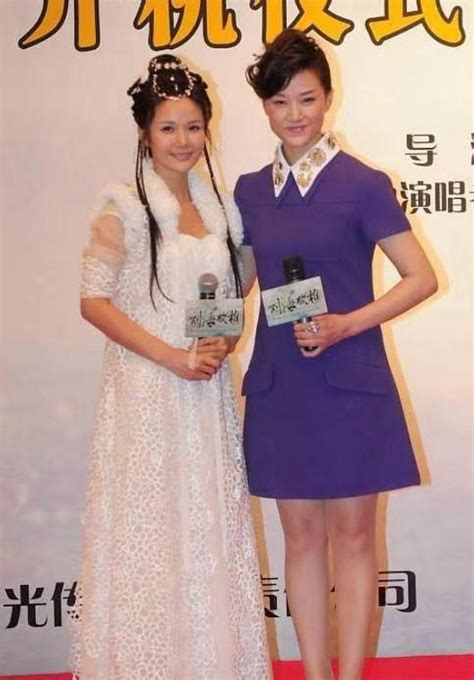 宋祖英姐妹倆氣質差太多，她穿紫裙儒雅端莊，妹妹穿白裙仙氣飄飄 每日頭條