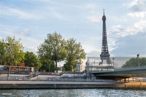파리 프랑스 August 26 2022 Pont Del Alma라는 다리 근처의 강 유람선에서 에펠 탑의 전망 파리 일 드 프랑스에 대한 스톡 사진 및 기타 이미지 Istock