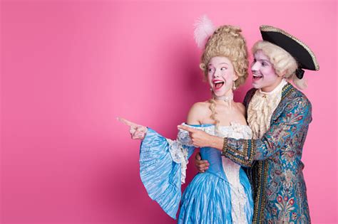 앤티크 의상을 입은 쾌활한 커플이 분홍색 배경에서 웃음과 기쁨으로 활기찬 파티를 축하합니다 16 17 살에 대한 스톡 사진 및 기타 이미지 Istock