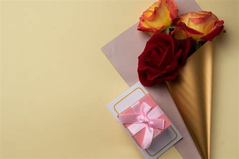 분홍색 선물 상자와 꽃이 피는 장미 축하 개념 인사말 물건 플랫 누워 25주년 결혼 기념에 대한 스톡 사진 및 기타 이미지