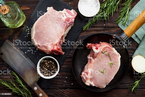 신선한 고기입니다 주철 프라이팬 올리브 오일 향신료와 부엌 식탁에 신선한 로즈마리에 뼈에 원시 스테이크 까 스 플랫이 하다 복사