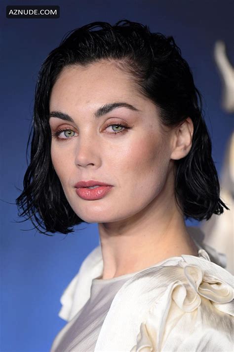 Poppy Corby Tuech Sexy At Premiere Of Fantastic Beasts The Crimes