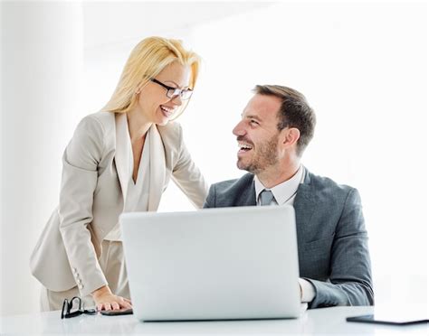 Jovens empresários que encontram laptop de discussão corporativa de sucesso em grupo de trabalho