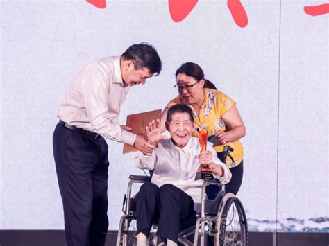 拾荒助学浙大老教师获评“中华慈孝人物” 麦家、张凯丽感动落泪