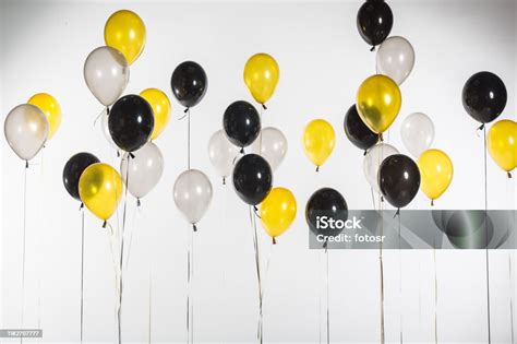 공중에 고립 된 검은 색 노란색 및 흰색 헬륨 공 세트 풍선 축하 배경 템플릿 개체 그룹에 대한 스톡 사진 및 기타 이미지