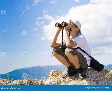 Enfant Avec Des Jumelles Photo Stock Image Du Personne 10477140