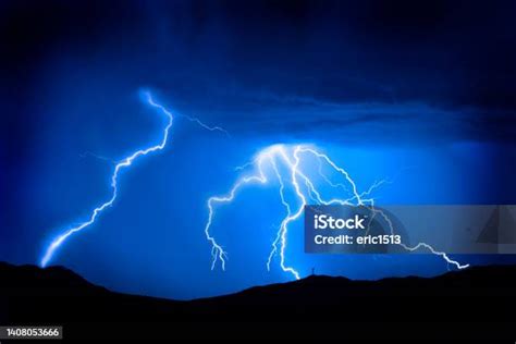 Rayos En La Montaña Con Radio Tower Blue Sky Silhouette Foto De Stock Y