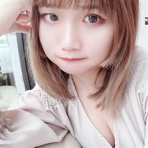 雖然說診所現掛或是真的很多奇葩客人讓我們這些牙助很躁很生氣 但不免還是遇到一些很好笑的例子 之前我們診所來了一個阿伯 他來說要重做活動假牙 而