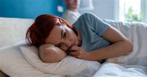 Hustrun Hittar En Lapp I Makens Ficka På Hans Begravning När Hon