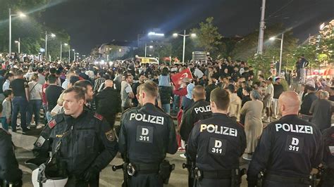 Erdogan Fans Feiern In Wien Jetzt Spricht Die Polizei Oe24at