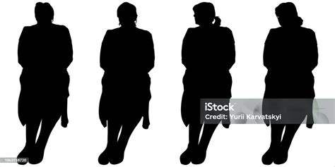 흰색 배경에 고립 된 블랙 여성 실루엣 네 명의 여성이 나란히 앉아 정면을 바라보고 있다 한 노인이 앉아서 머리를 다른 방향으로