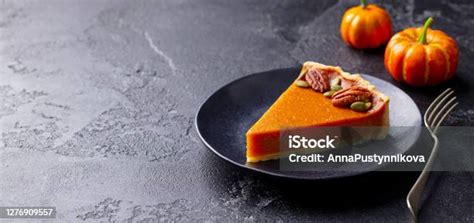 호박 파이 접시에 타르트 어두운 돌 배경 공간을 복사합니다 호박 파이에 대한 스톡 사진 및 기타 이미지 호박 파이 타르트 피칸 Istock