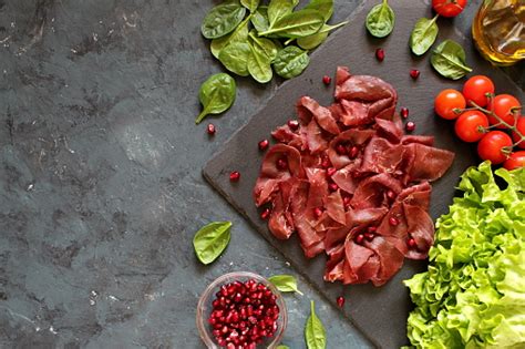 이탈리아 소금된 Bresaola 쇠고기 Thintly 슬라이스 고 돌 보드 Airdried 건강한 생활방식에 대한 스톡 사진 및