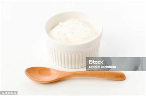 흰색 배경에 세라믹 화이트 라메퀸 신선한 그리스 요구르트 야쿠르트에 대한 스톡 사진 및 기타 이미지 야쿠르트 흰색 배경