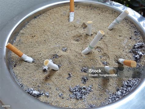 모래에 더러운 훈제 담배 스텁의 쓰레기로 채워진 재떨이의 오염 그루터기 얼굴부위 털에 대한 스톡 사진 및 기타 이미지 그루터기 얼굴부위 털 노랑 니코틴 Istock
