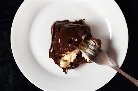 초콜릿 Ganache 설탕을 입 힘와 Profiterole입니다 Choux 커스터드 충전과 초콜릿 소스 입힌 과자 공 바로 위에
