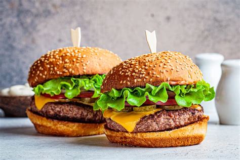 Hambúrgueres De Carne Caseira Picles De Queijo E Legumes Foto de