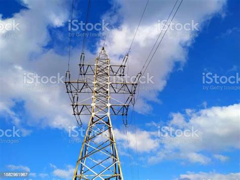 고전압 기둥 과 전력선 110kv 푸른 하늘과 밝은 날의 아름다운 구름에 대하여 활력에 대한 스톡 사진 및 기타 이미지 활력