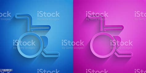 종이를 잘라낸 장애인을 위한 휠체어 아이콘은 파란색과 보라색 배경에 분리되어 있다 종이 아트 스타일 벡터 개성 개념에 대한 스톡 벡터 아트 및 기타 이미지 Istock