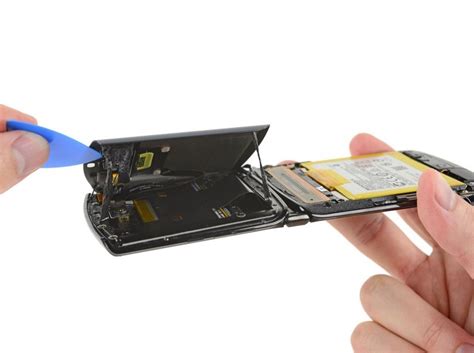 Motorola Razr Teardown Is Full Of Red Flags