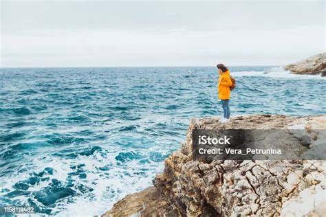 바다를 바라보며 절벽에 서 있는 여자 가장자리에 대한 스톡 사진 및 기타 이미지 가장자리 관광 관광객 Istock