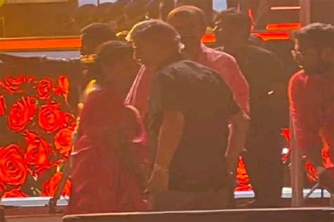 வாரிசு இசை வெளியீட்டு விழா அப்பாவை கைகொடுத்து வரவேற்ற விஜய்