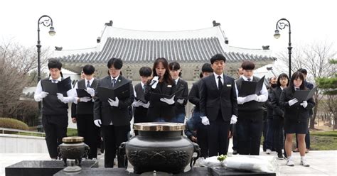 이천 세무고생들 이천호국원서 서해수호55용사 추모