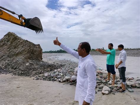 लालकुआं गोला नदी से हो रहे कटाव को रोकने के लिए खुद नदी में उतरे
