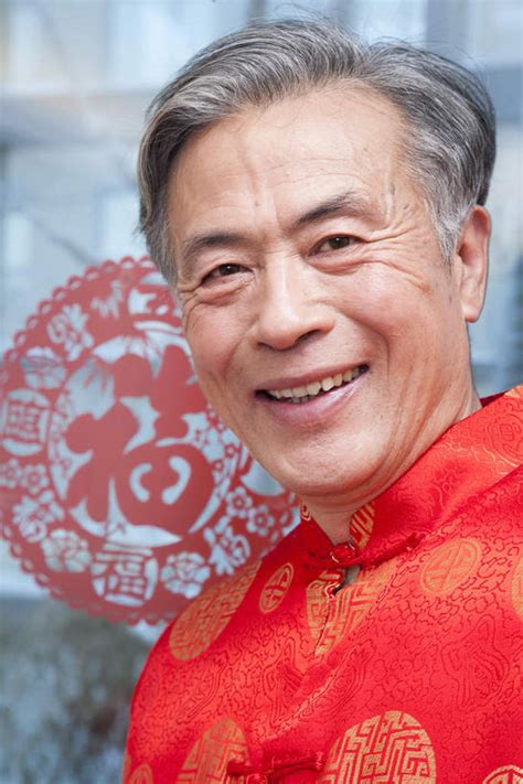 东方人脸头脸颊一个人笑微笑露齿笑竖图室内特写白天正面民族服装幸福窗户春节亚洲仅一个男性仅一个人节日