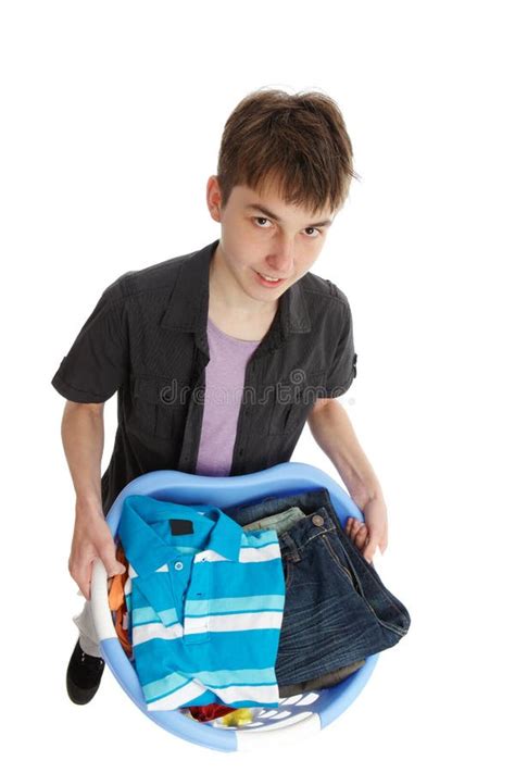 Menino Que Prende Uma Cesta Da Roupa Imagem De Stock Imagem De Ajudar